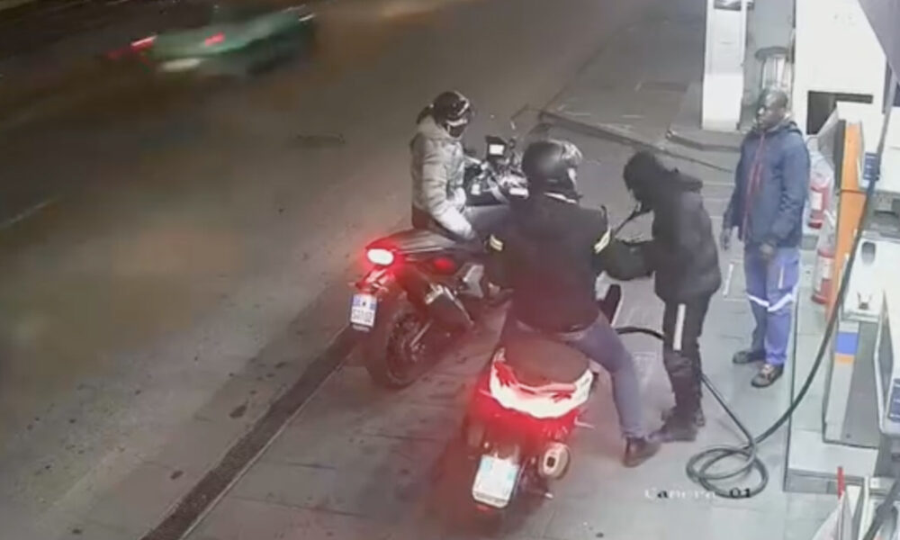 Napoli, gli sparano per uno scooter: le immagini shock della rapina, le ... Napoli, gli sparano per uno scooter: le immagini shock della rapina, le ...